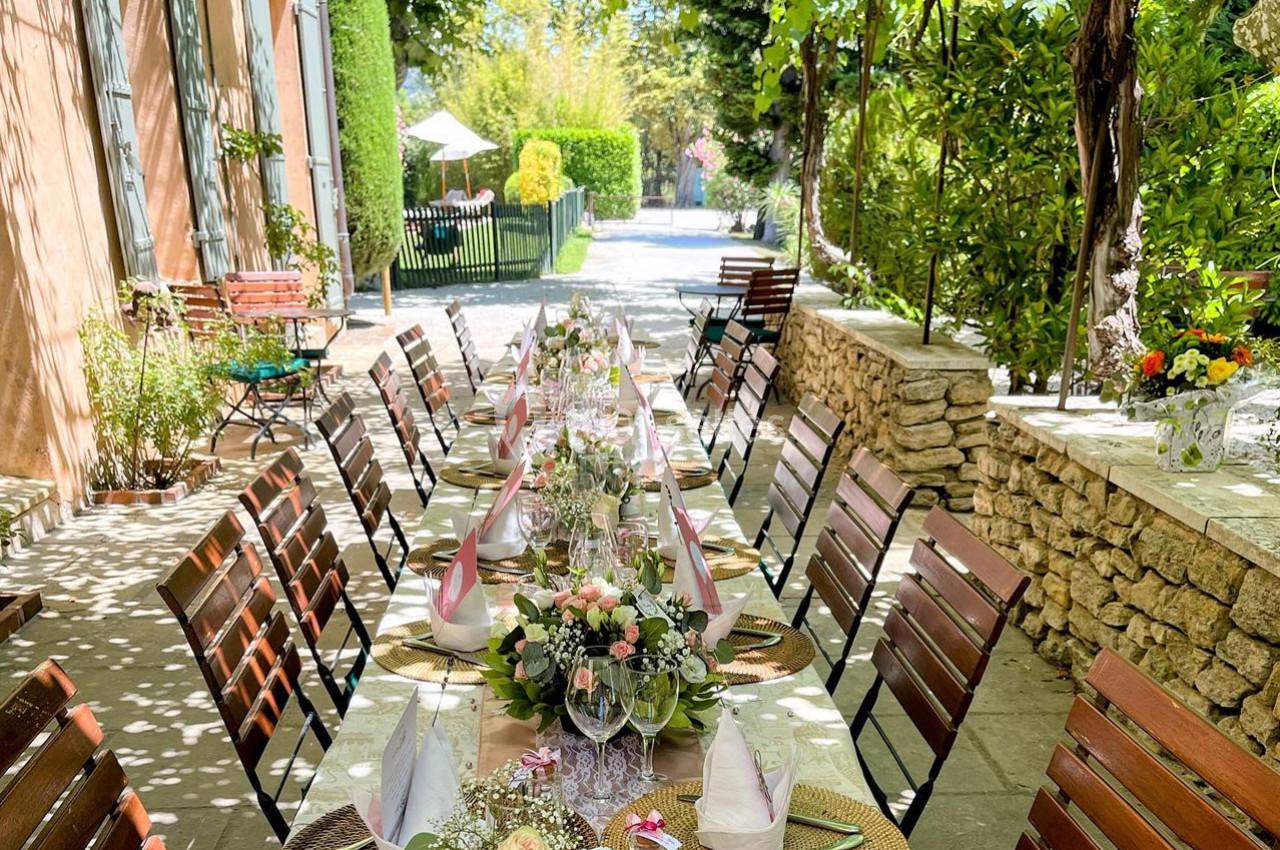 Hôtel Mas des Grès & Restaurant Sous les Platanes à Lagnes (84800 ...
